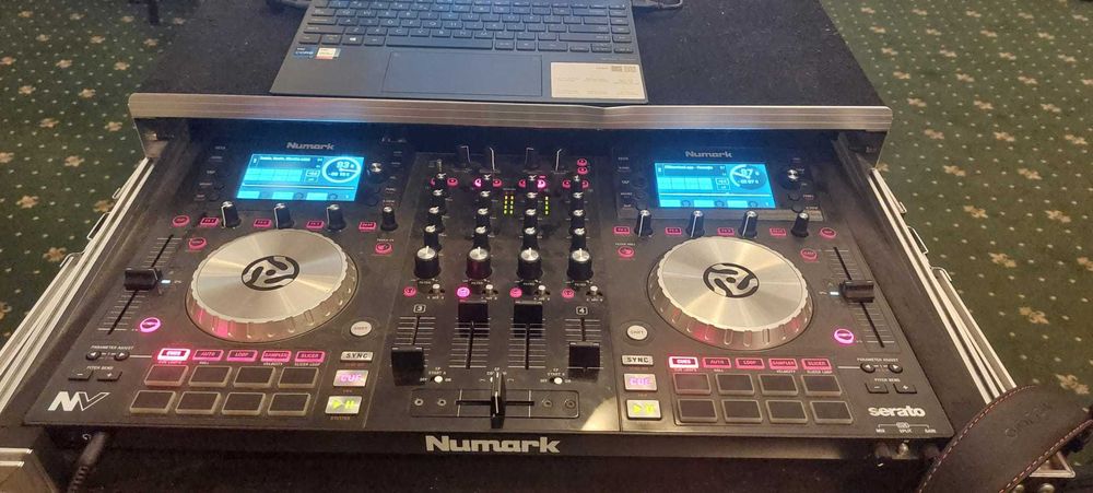 Consola/controller DJ Numark NV cu FlightCASE Iasi • OLX.ro