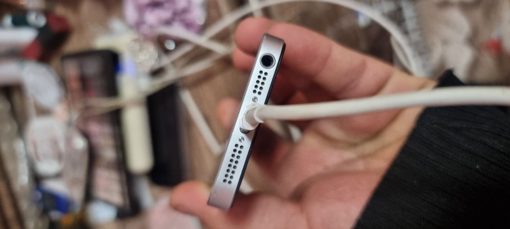 Iphone se 2018 silver: 400 000 сум - Мобильные телефоны Гиждуван на Olx