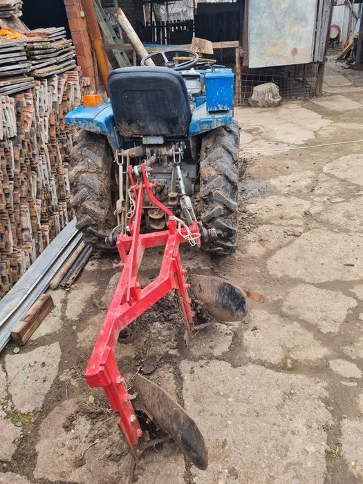 Tractor 4 x 4 marca mitsubishi tractoras gradina Vinga • OLX.ro