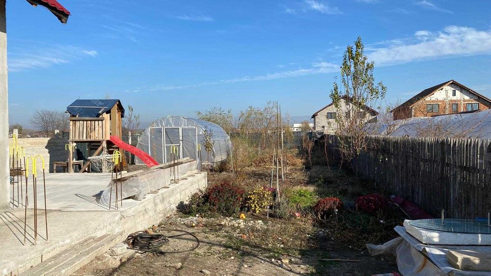 Casa de vacanta - teren 900 mp, Poroschia zona Peco, Fan Curier ...