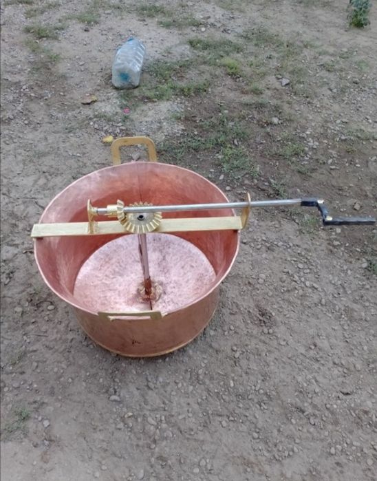 Vând căldare din cupru alimentar are 70 de litri cu fundul de 3mm pere ...