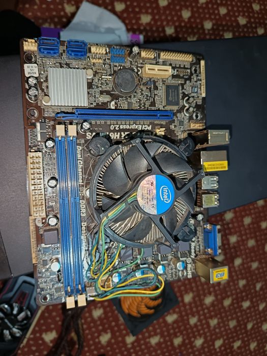 Vând placa de baza cu tot cu procesor și culer Siret • OLX.ro