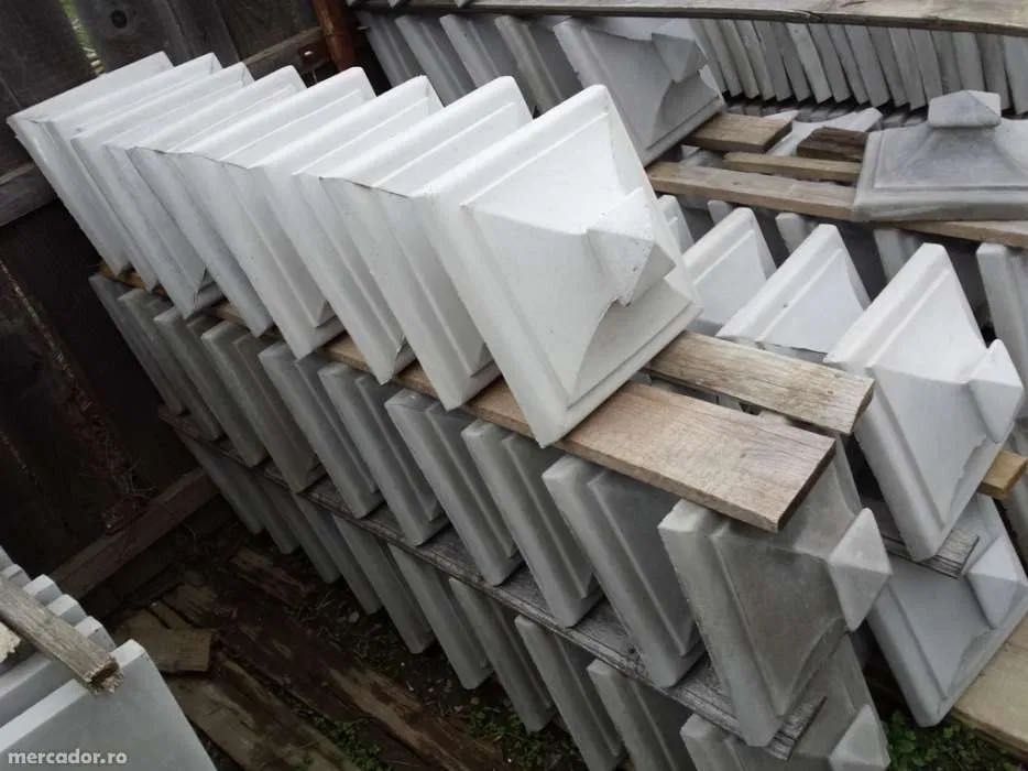 Capace și coame pentru gard, capace stâlp Moinesti • OLX.ro