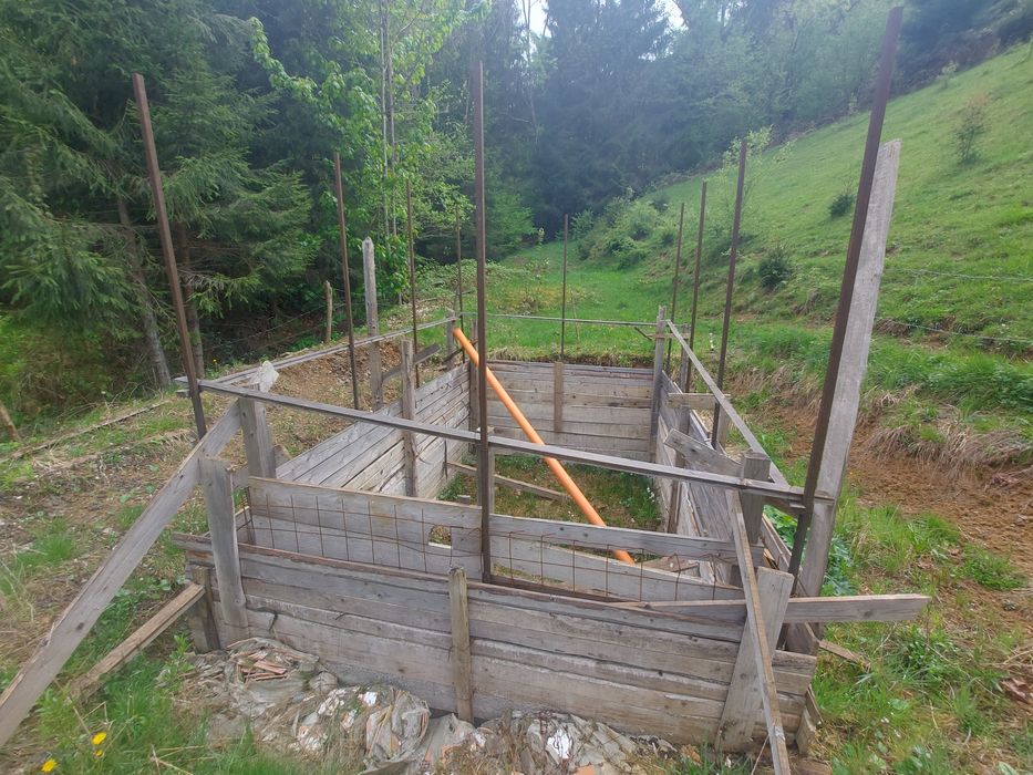 De vanzare casa / cabana "la rosu" in Muntii Apuseni Totesti • OLX.ro