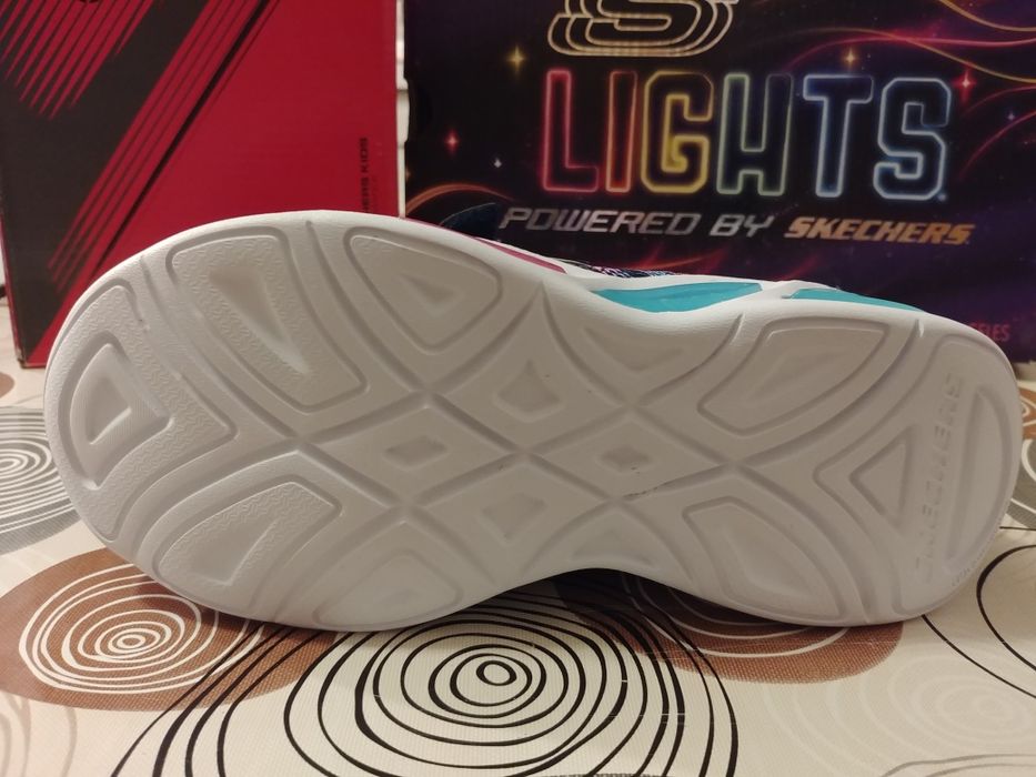 Нови детски светещи маратонки Skechers гр. Монтана Идеален център • OLX.bg