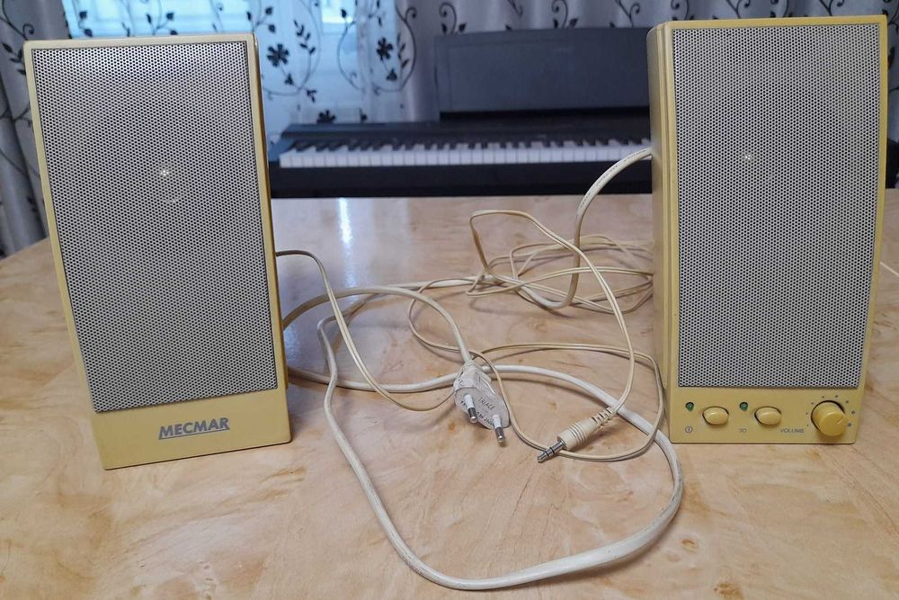 Vând set boxe amplificator încorporat, calculator/telefon mobil ...