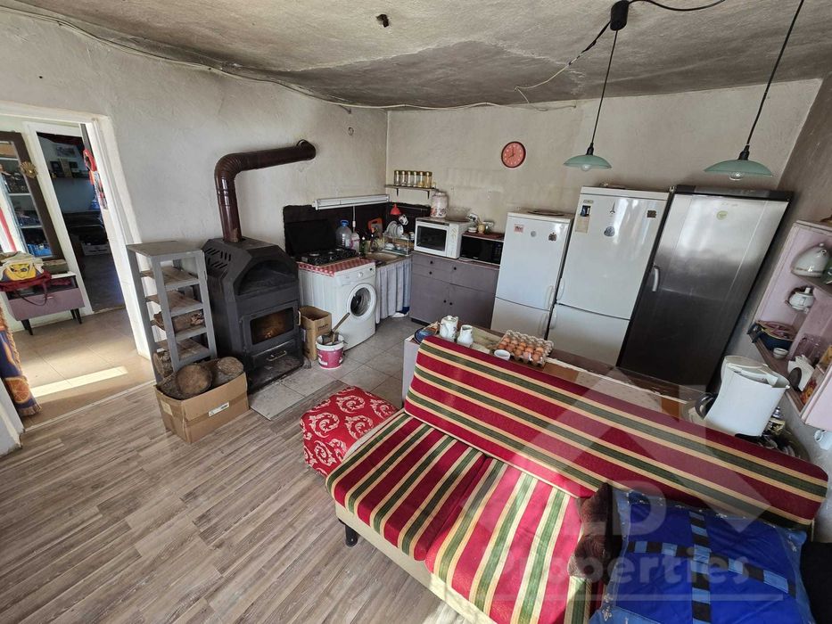 Едноетажна къща с голям двор в село в близост до Генерал Тошево гр ...