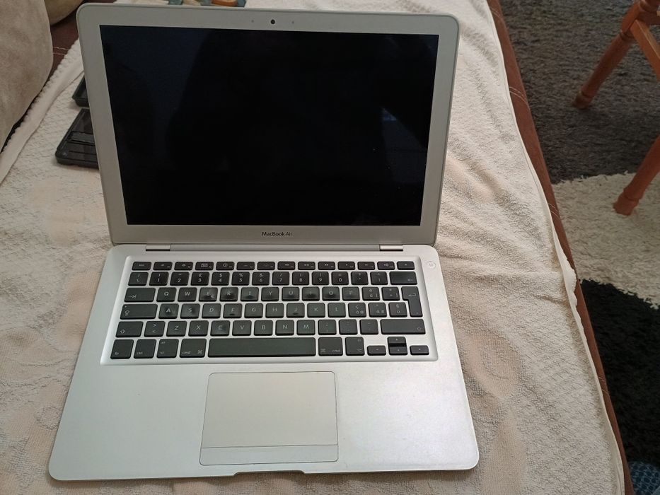 Vând Macbook Air A1304 Livezeni • OLX.ro