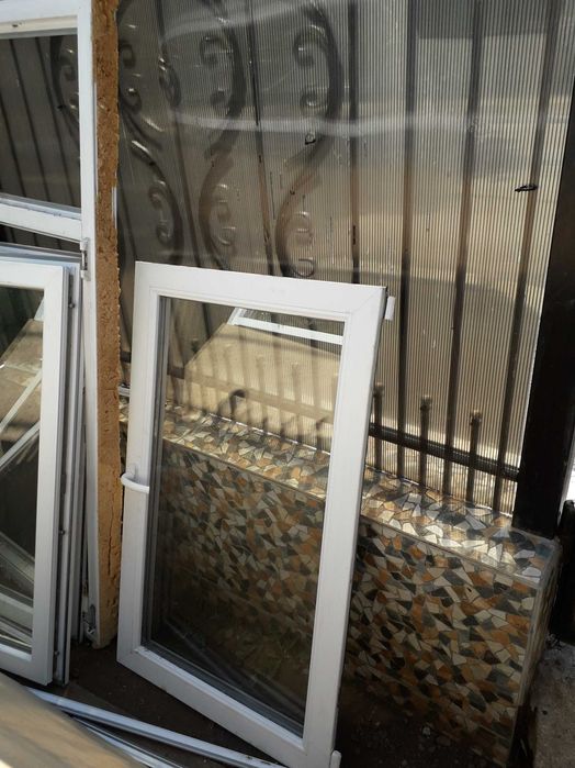 VAND 3 geamuri pvc termopan Sh in stare foarte buna. Merita vazute ...