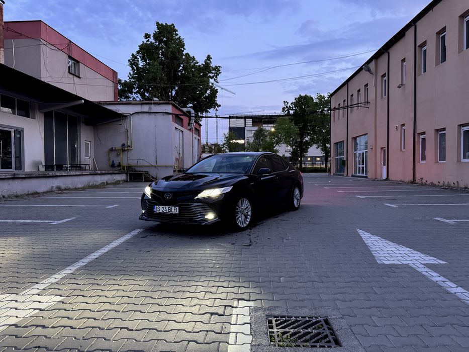 Toyota Camry Exclusive 2.5 Hybrid 218 CP Iasi • OLX.ro