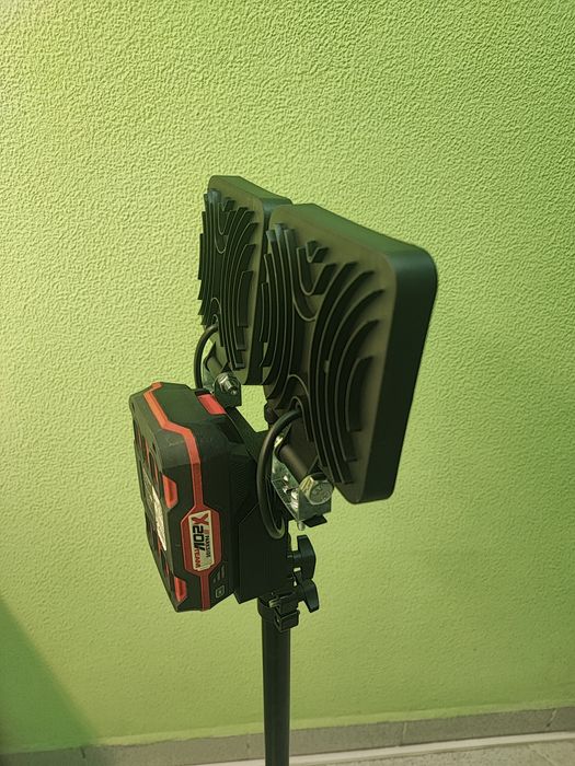 Proiector led dublu cu trepied 2.1 m pe acumulator Parkside 20v Galati ...