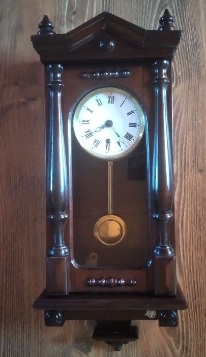 Ceas de perete cu pendul,mecanic,,vechi,vintage. Beu • OLX.ro
