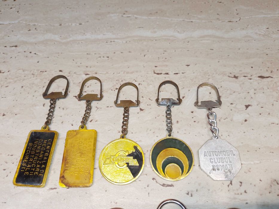 Brelocuri diverse anii ”60 - ”70 Bucuresti Sectorul 1 • OLX.ro
