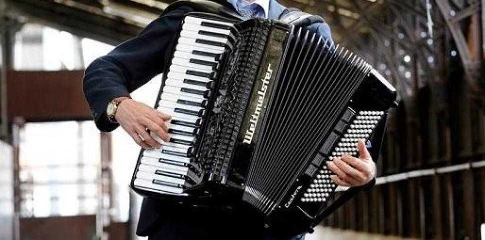 Acordeonist/Lautar obiceiuri nunta imbracatul Miresei/Formatie 2000 E ...