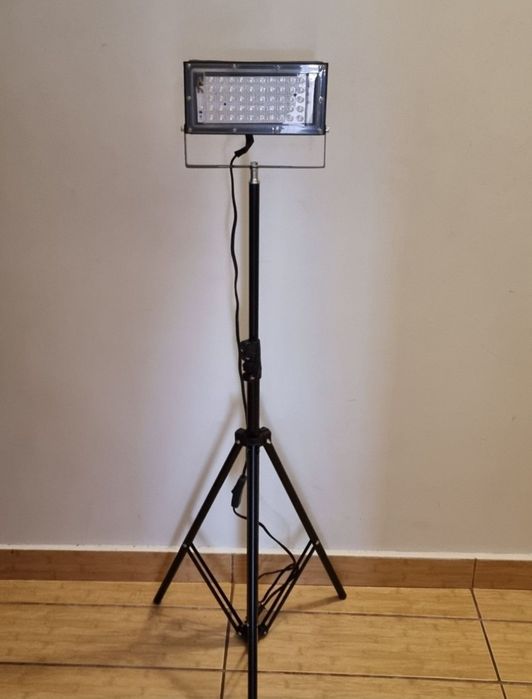 Set reflector led cu stativ telescopic , 12v-50w,220v-50w și 220v-100w ...