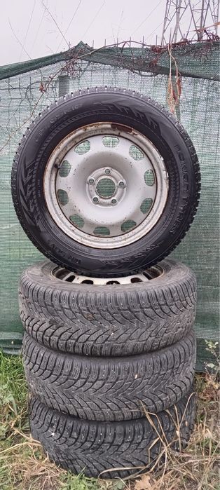 Set 4 jante cu caucicuri se Iarna Duster 215/65/16 NOKIAN Iasi • OLX.ro
