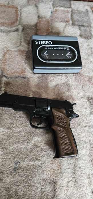 Pistol din metal cu capse walkman pistol din metal cu capse + walkman ...