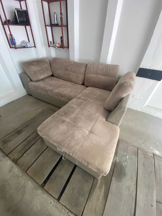 Canapea colt extensibila , comoda 2 noptiere dulap si frigider Targu ...