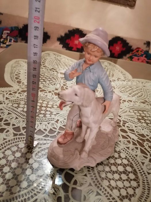 Bibelouri (figurine) din portelan fabricate in RSR Popesti • OLX.ro