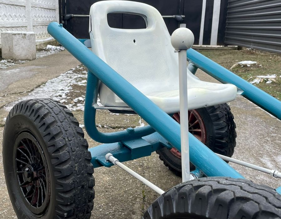 Kart de fier cu pedale, roti solide, bicolor Satu Mare • OLX.ro