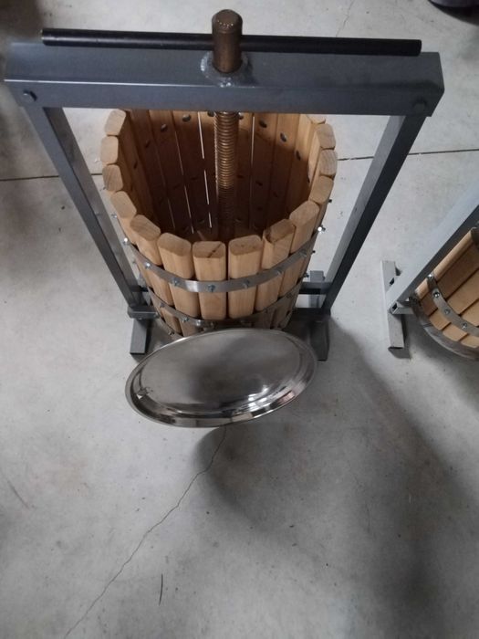 Teasc presa din stejar cu elemente din inox 30 l si 50 l Dornesti • OLX.ro