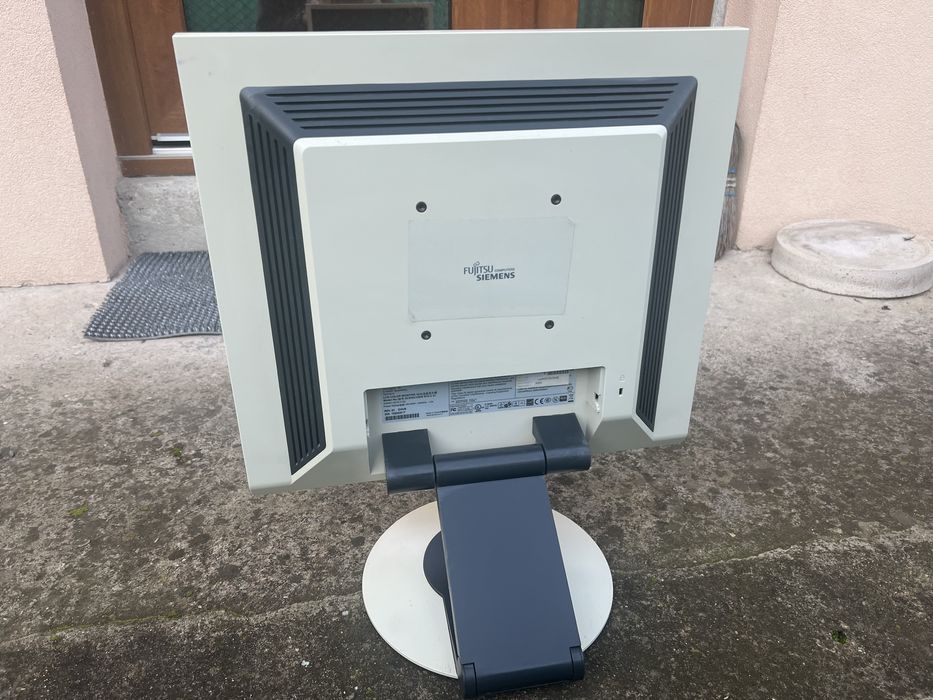 Monitor LCD Fujitsu Siemens cu boxe incorporate Arad • OLX.ro