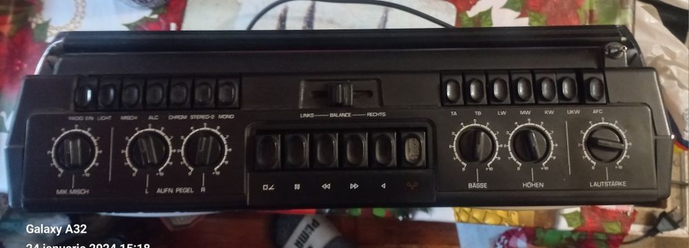 Radiocasetofon vintage portabil Universum senator crt 2392U Ploiesti ...