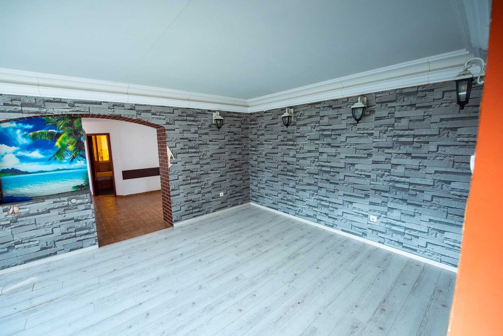 Casă cu teren generos de vânzare, 880 mp, 2 construcți in Podeni Targu ...