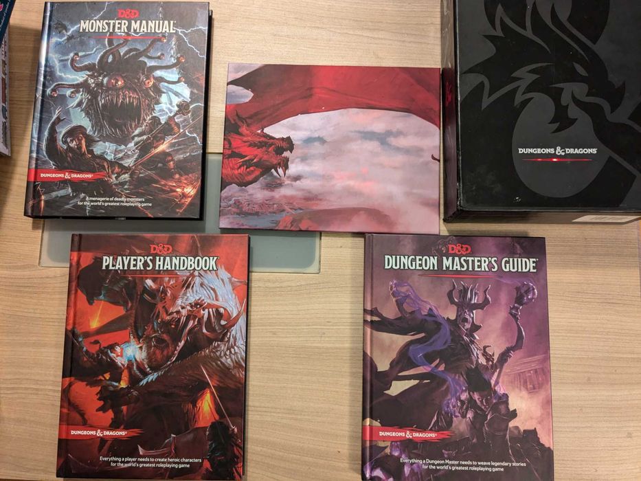Dungeons and Dragons (DnD / D&D) 5E Core Rulebooks с DM екран в кутия ...