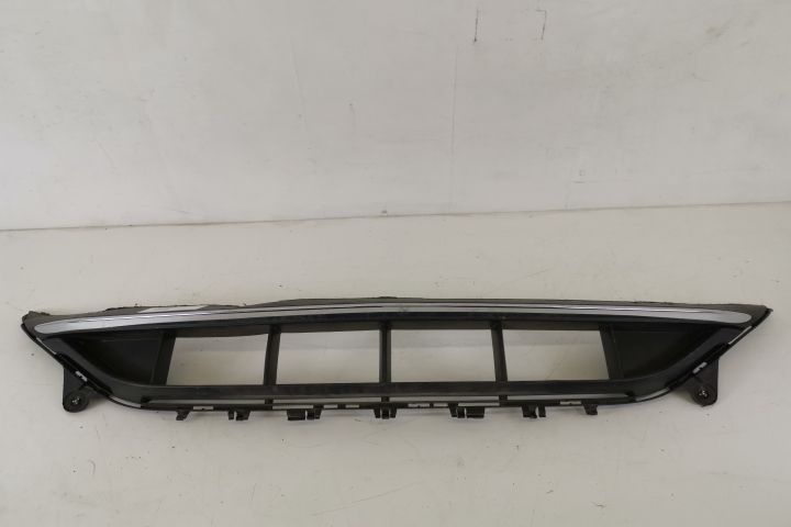 Grila Centrala Originala In Stare Buna Mercedes-Benz E-Class W213/S2 Glina • OLX.ro