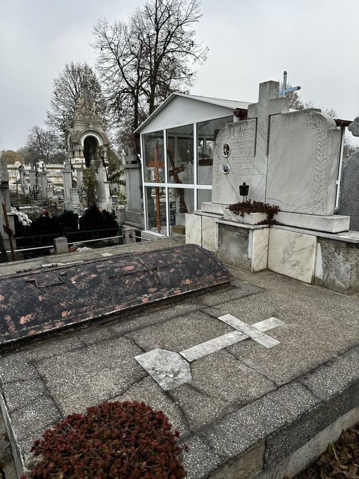 Vand loc de veci cimitirul Eternitatea langa monumentul eroilor Galati ...