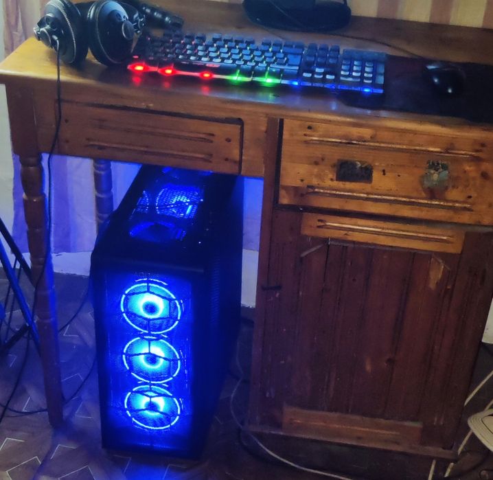 Birou de lemn vechi peste 20 ani Perieni • OLX.ro