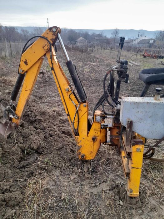 Brat EXCAVATOR dupa tractor cu pompa proprie Crivesti • OLX.ro