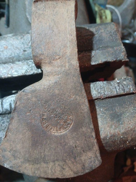 Vând topor stantat Cosava • OLX.ro