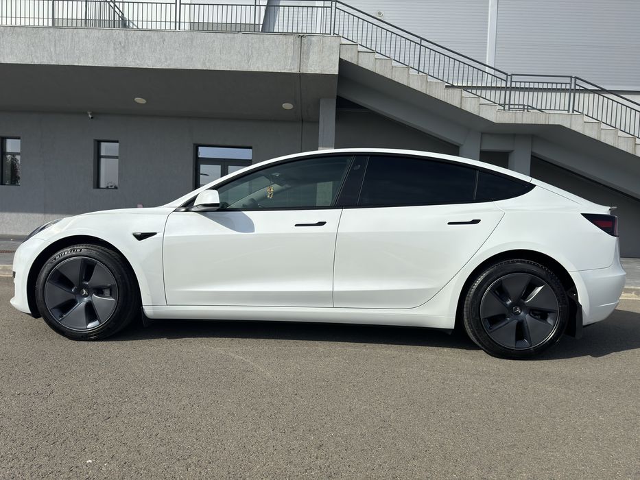 Schimb Tesla 3SR RWD, 2023 , 4000 mii km Oradea • OLX.ro