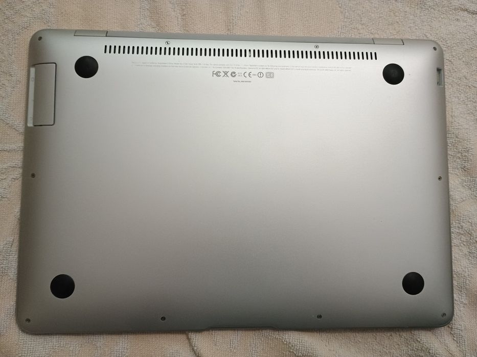 Vând Macbook Air A1304 Livezeni • OLX.ro