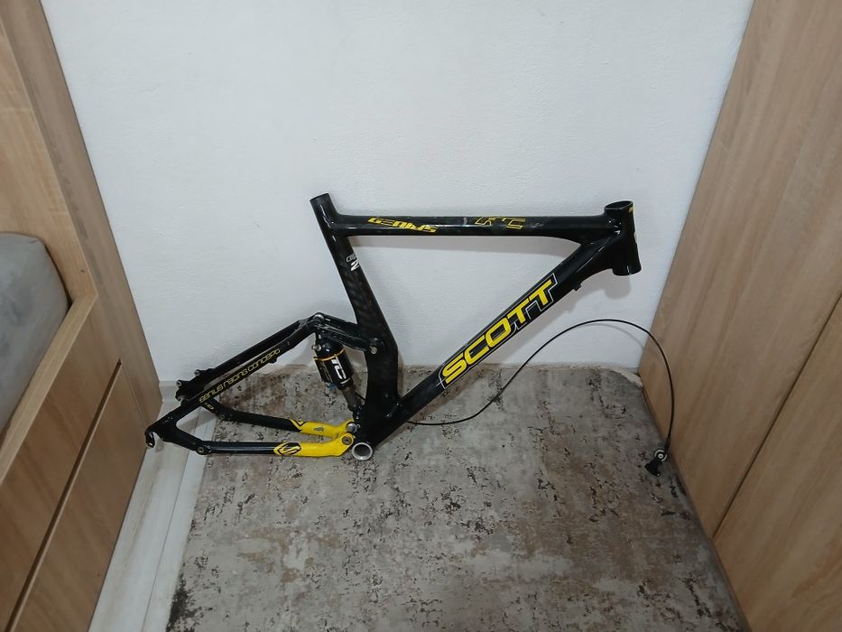 Cadru fibra carbon scoot genius RC +shock Unirea • OLX.ro