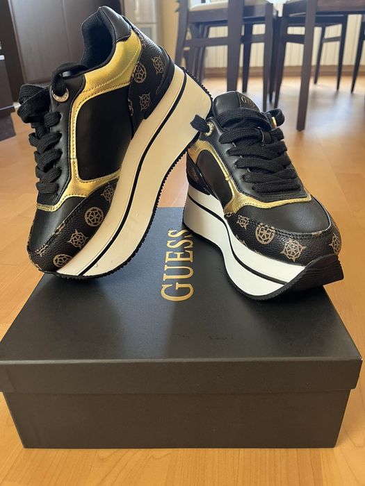Сникърски Guess , черно и златисто гр. Свиленград • OLX.bg