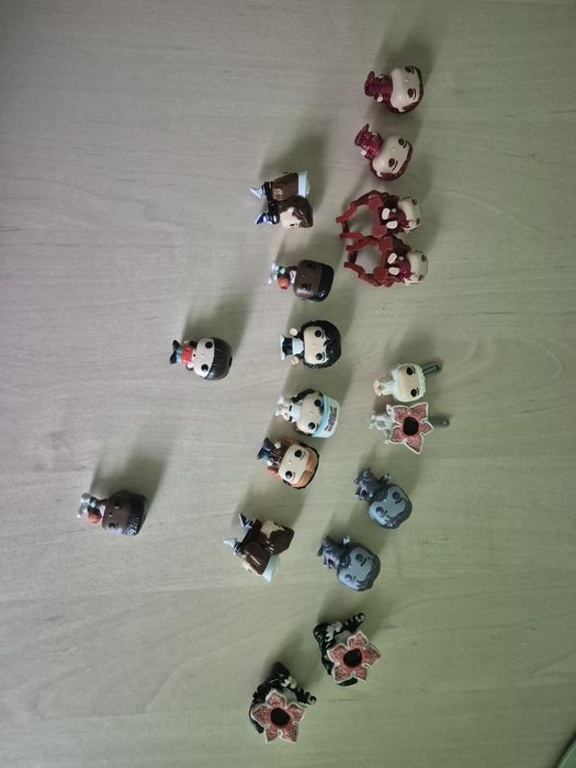 Vand figurine Kinder Joy Stranger Things Pitesti • OLX.ro