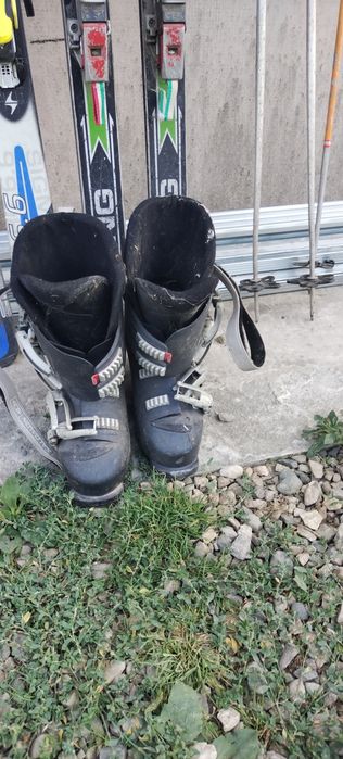 2 seturi de schiuri cu clăpari Mihaesti • OLX.ro