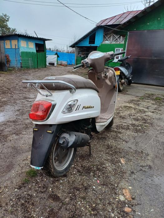 Vând scuter 4T scuteru merge și arată perfect mai multe detalii privat ...