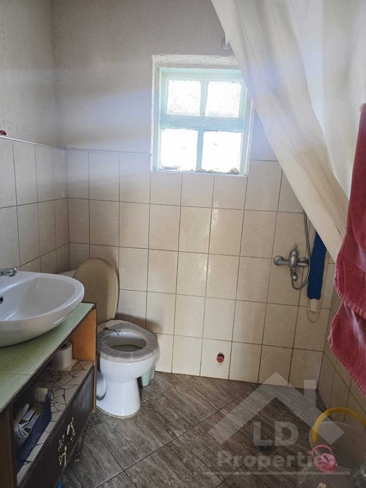 Едноетажна къща с голям двор в село в близост до Генерал Тошево гр ...