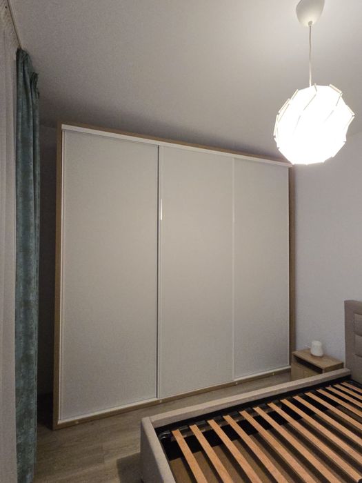 Dulap Mobexpert alb/ stejar Valea Lupului • OLX.ro