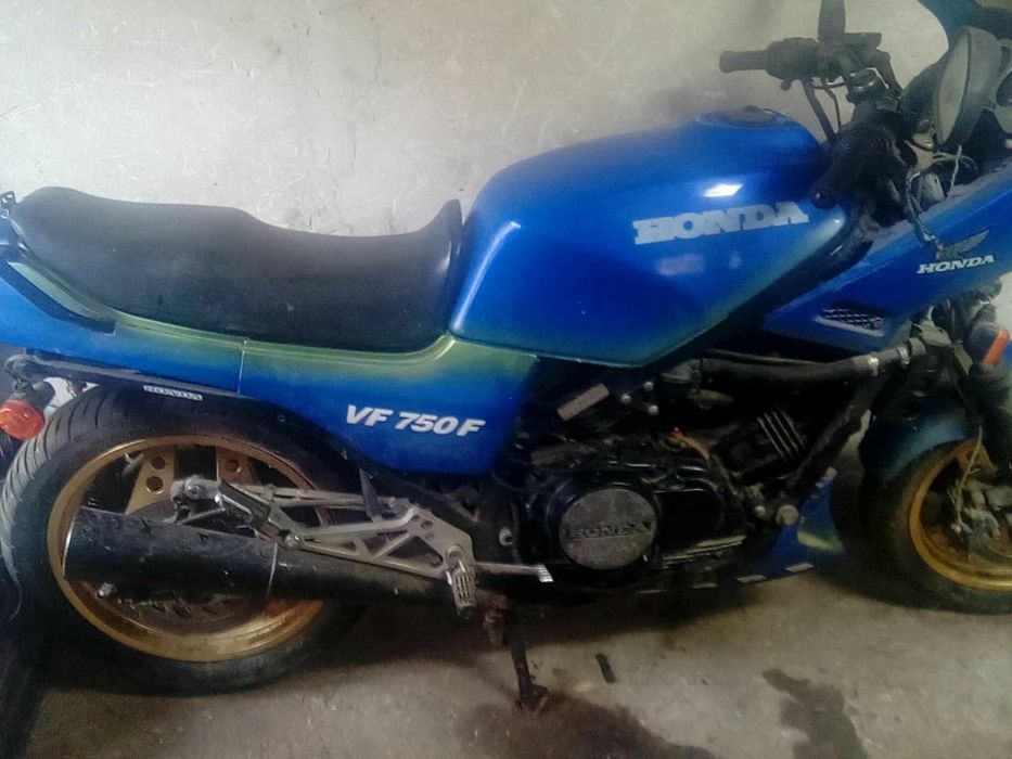 Продавам Honda vf750f четирицилиндров 86к.с нови гуми цял или на части гр. Враца Дъбника • OLX.bg
