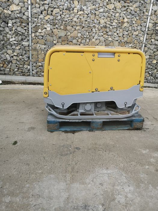 Placa compactoare WACKER DPU 80 de 724kg cu telecomanda Roman • OLX.ro