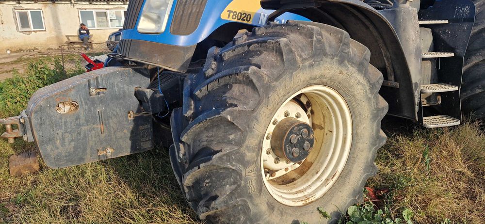 Vand tractor T8020, an fab.2009,cu motor defect.. Urdesti • OLX.ro
