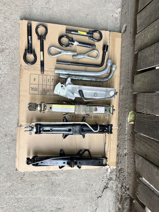 Vand cric/cheie roti/carlig Dacia Duster/Logan/Sandero/Mcv Pitesti • OLX.ro