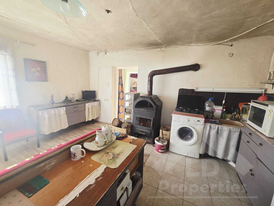 Едноетажна къща с голям двор в село в близост до Генерал Тошево гр ...