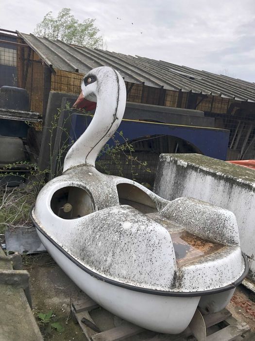 Rezervoare, butoaie, tarabe piata, hidrobicicleta , tobogan, barca ...