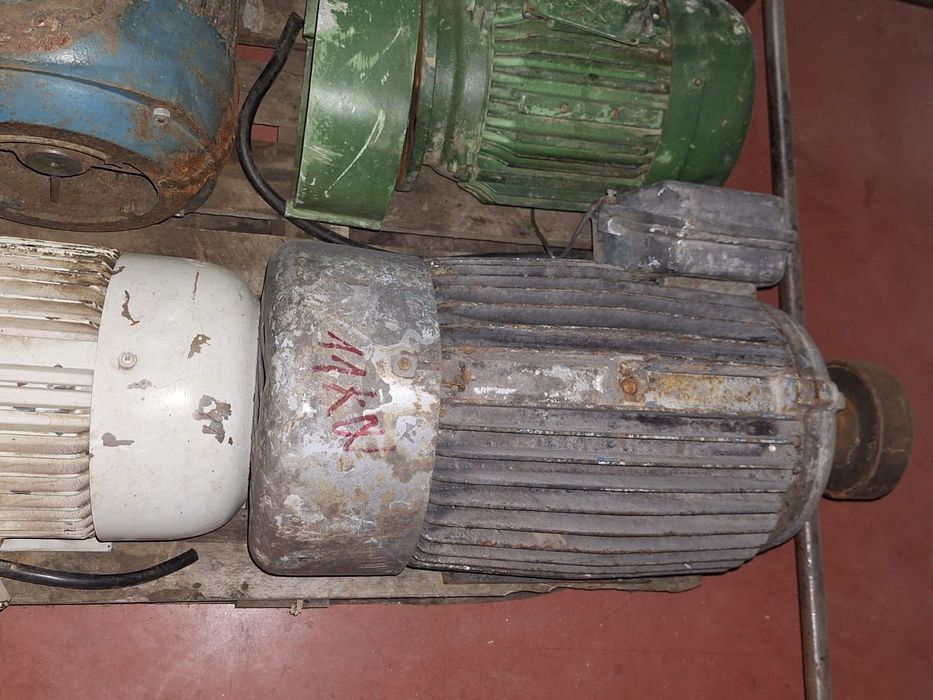 Vând motor trifazic Ciugud • OLX.ro
